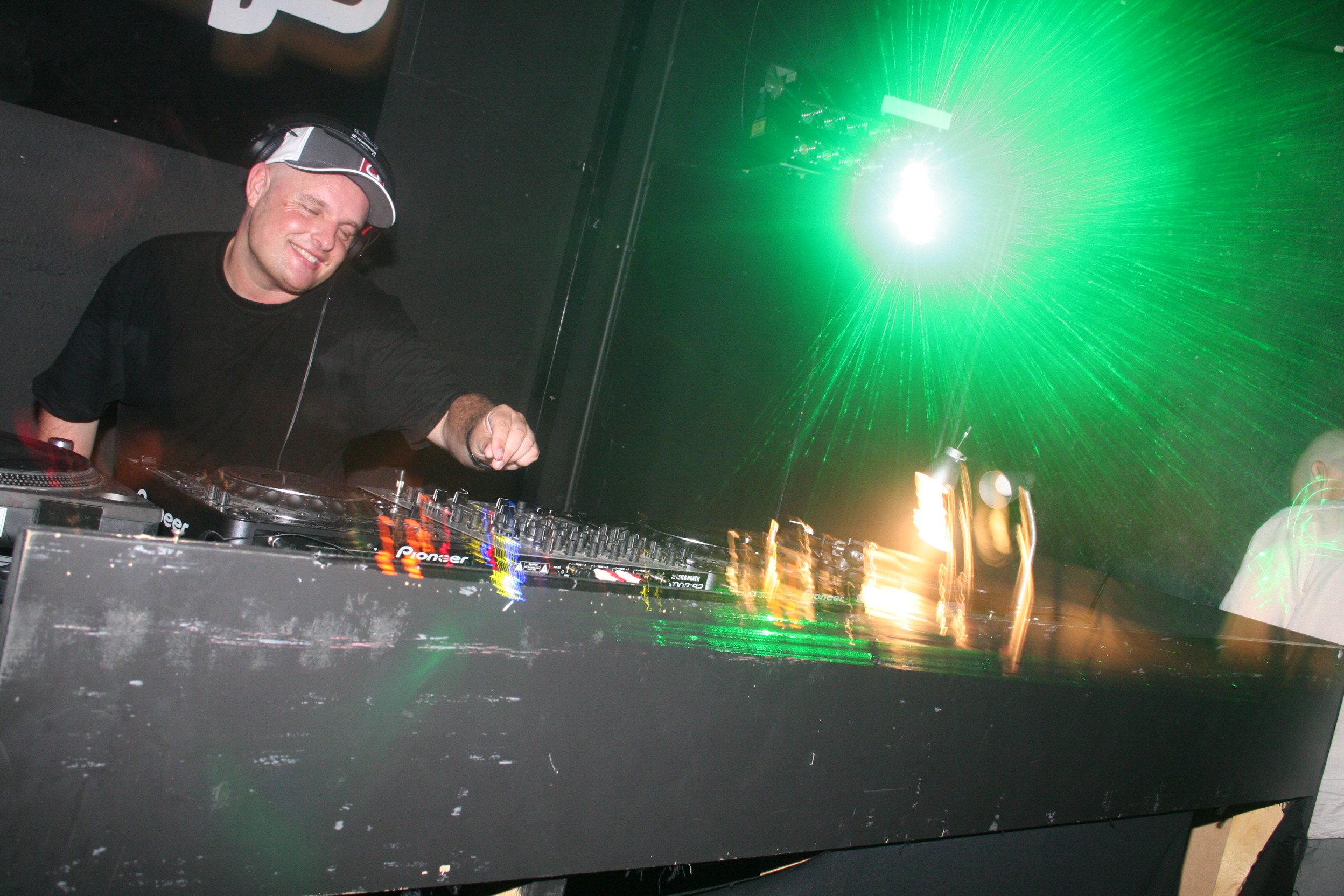 The Official Dave Pearce Website - Multimedia > Press Kit