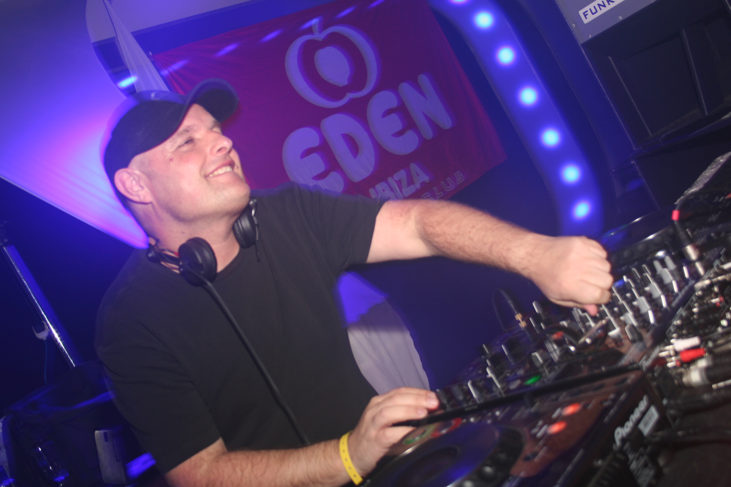 The Official Dave Pearce Website - Multimedia > Press Kit