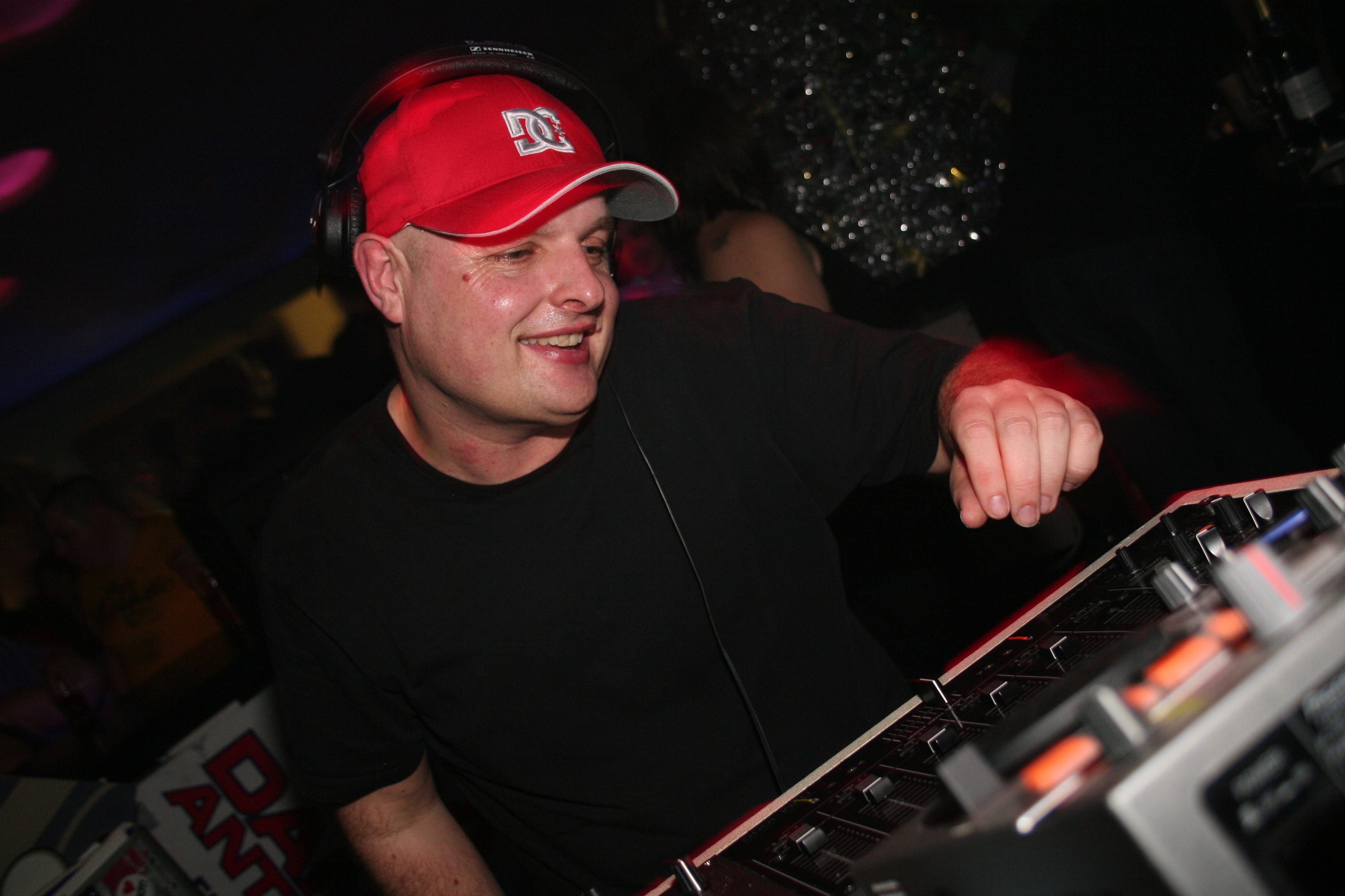 The Official Dave Pearce Website - Multimedia > Press Kit